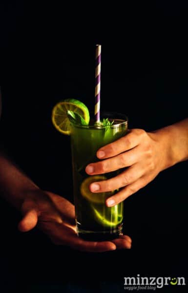 Matcha-Minz Eistee mit Limette - minzgrün